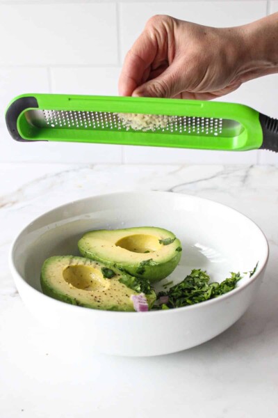 How to Make Guacamole with One Avocado (Easy 5-Minute Guac) - The ...